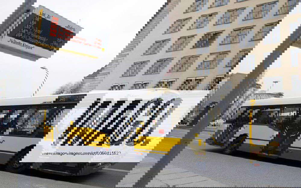 BVG-Bus hinter einer digitalen Anzeigetafel (GPS-unterstützt) mit den ...