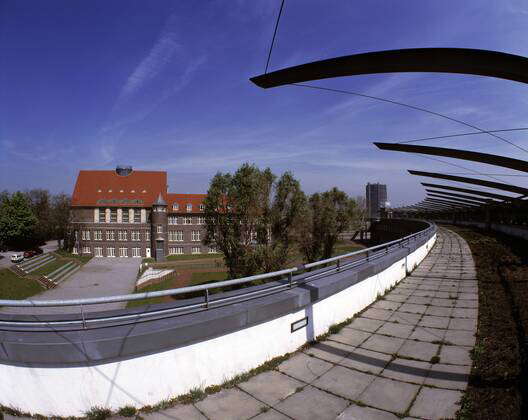 Bogenförmiger Neubau TZU II vor dem anlässlich der IBA Emscher Park ...