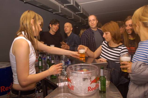 Gäste und Thekenkräfte an der Red-Bull-Bar auf der After-Show-Party von ...