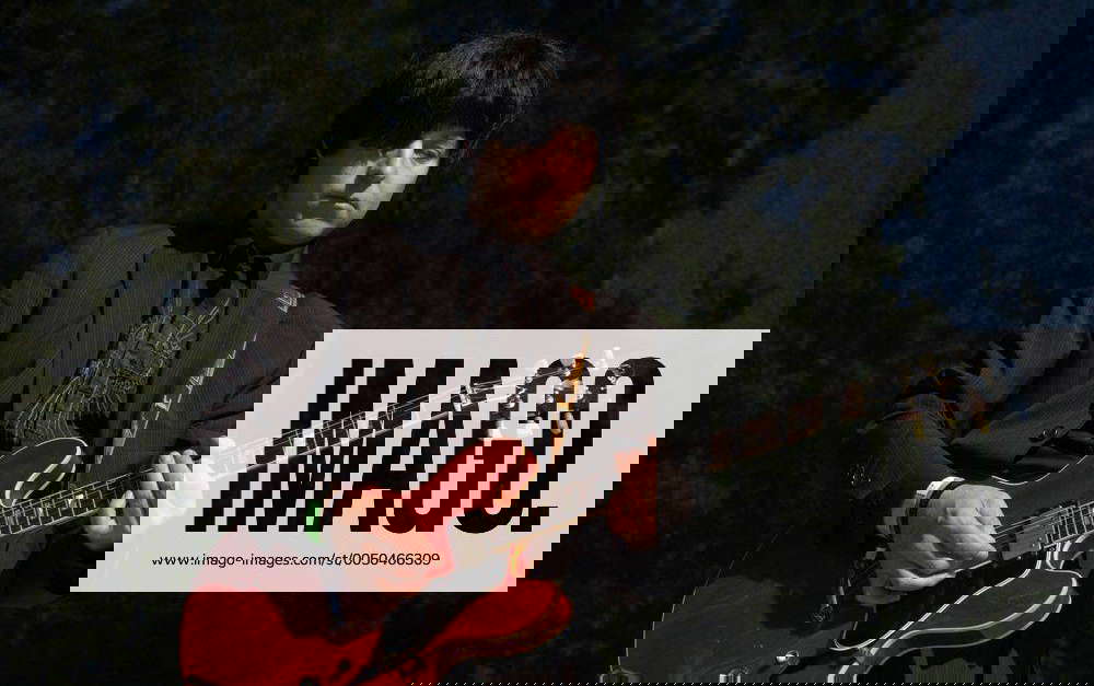 Gitarrist und Sänger Mic Jogwer (GER Pink turns Blue) während eines ...