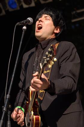 Gitarrist und Sänger Mic Jogwer (GER Pink turns Blue) während eines ...