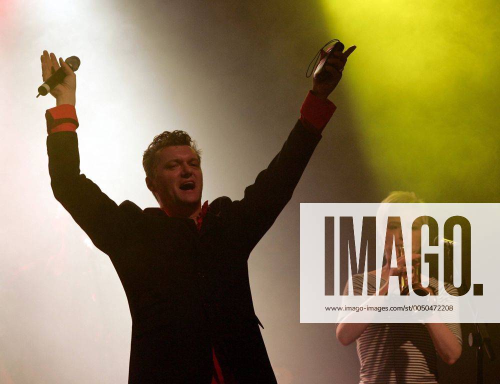 Sänger Dunstan Bruce und Alice Nutter (beide GBR Chumbawamba) während ...