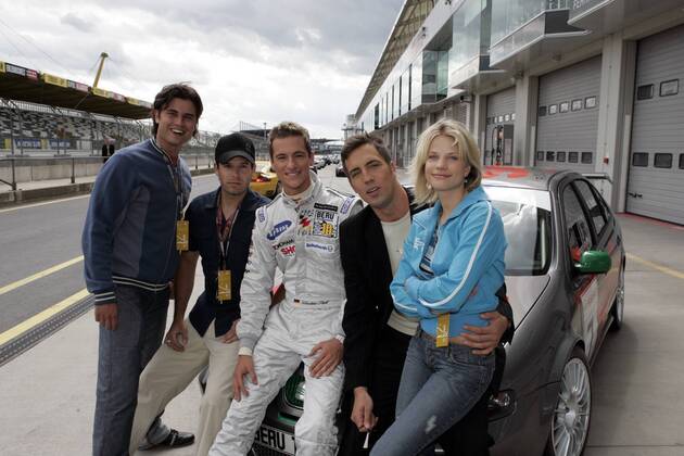 V.l.n.r.: Schauspieler Milos Vukovic, Schauspieler Ben Ruedinger ...