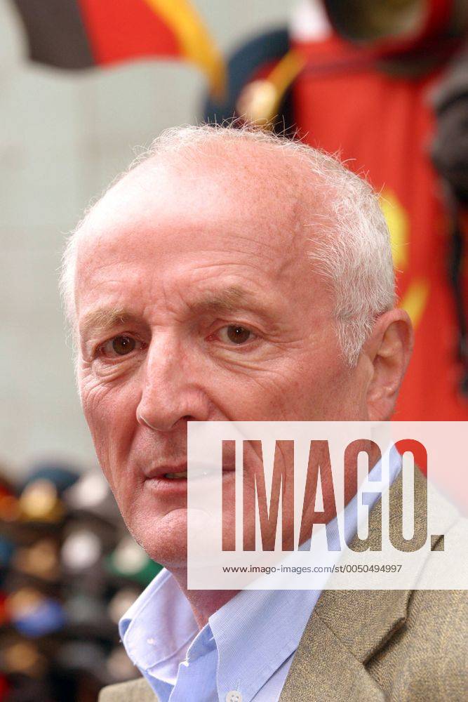 Hagen Koch (GER Leiter Berliner Mauer-Archiv) am Checkpoint Charlie in