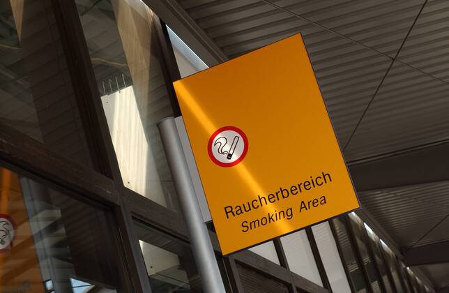 Hinweisschild markiert den Raucherbereich auf dem Flughafen