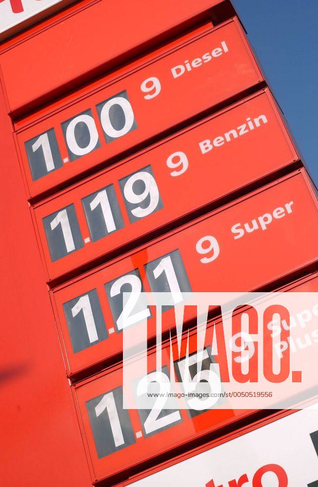 Preistafel einer Total-Tankstelle - Benzinpreise auf dem Höchststand ...