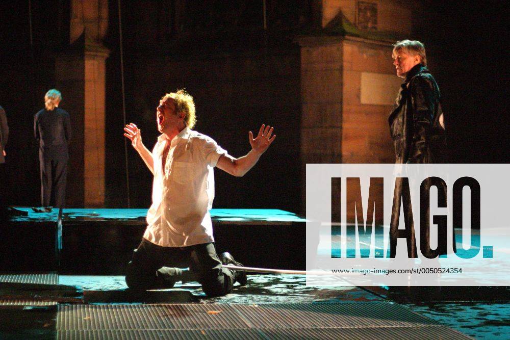 Schauspieler Manfred Zapatka (re., GER Hagen von Tronje) mit ...