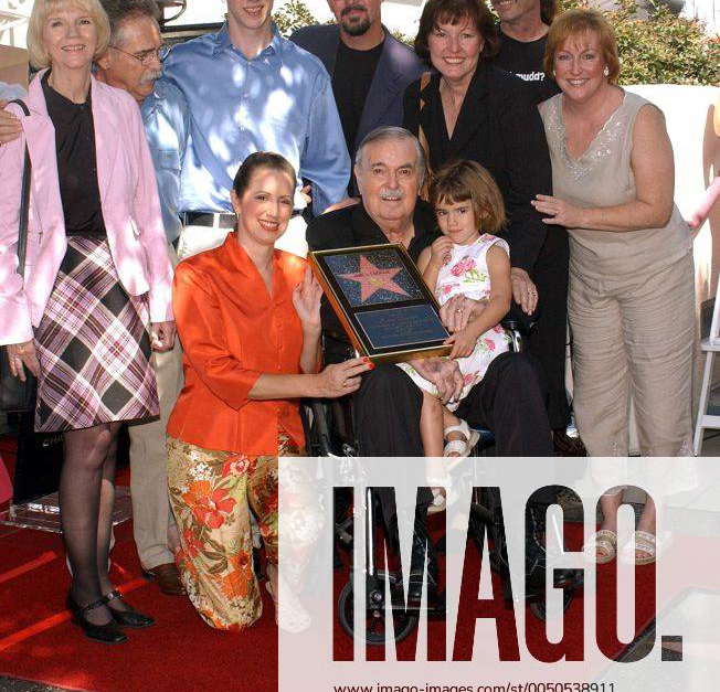 Schauspieler James Doohan (Mitte, CAN) im Rollstuhl mit Ehefrau Wende ...