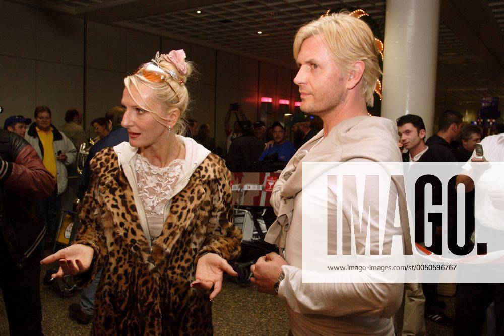 Kabarettistin Desiree Nick (li., GER) auf dem Flughafen in Frankfurt am ...