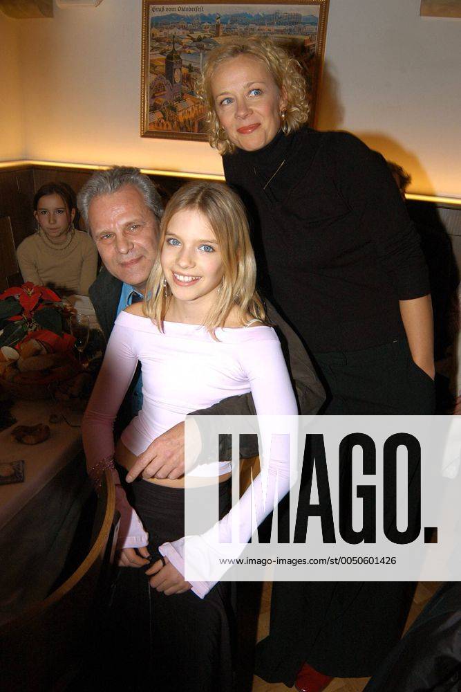 Schauspielerin Katja Riemann mit Schauspieler Peter Sattmann und ihrer ...