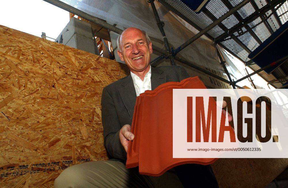Manfred Rauser präsentiert einen Dachziegel in