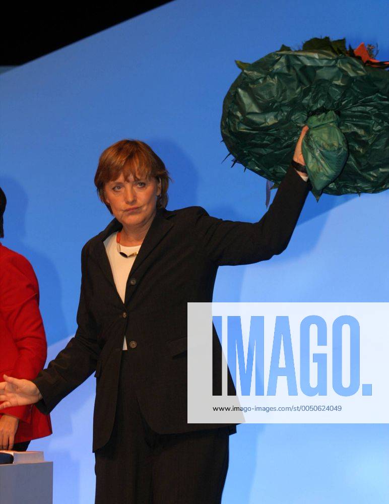 Angela Merkel (GER CDU Bundesvorsitzende) winkt mit ihrem Blumenstrauß ...