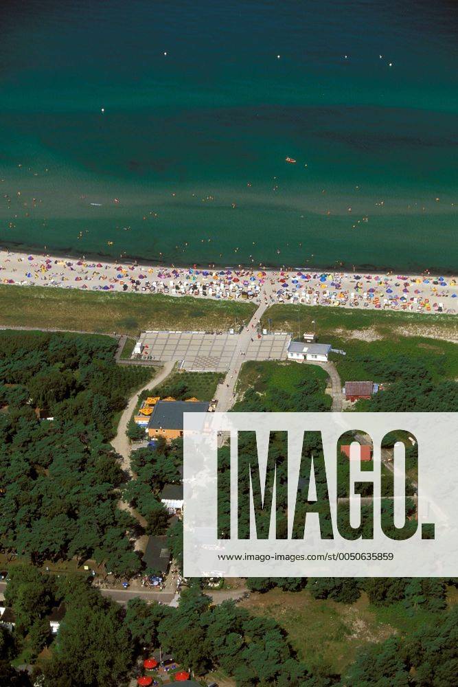 Gefüllter Badestrand des Ostseebads