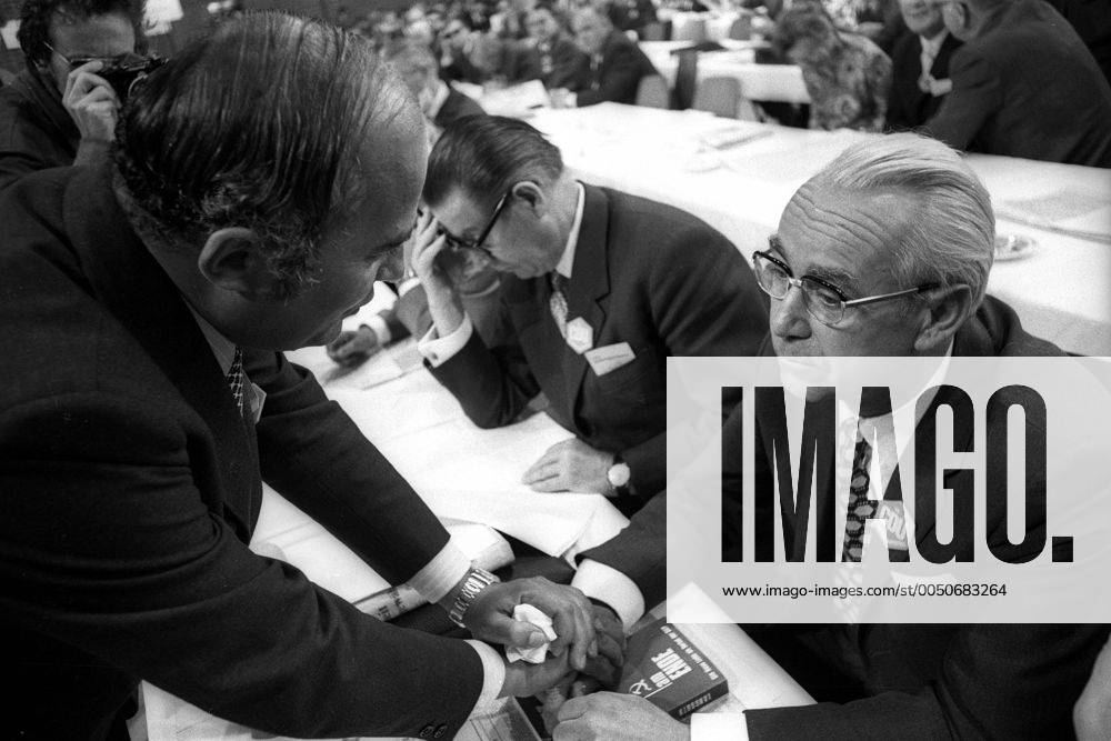 Rainer Barzel (li., GER CDU-Bundesvorsitzender) begrüßt ein ...