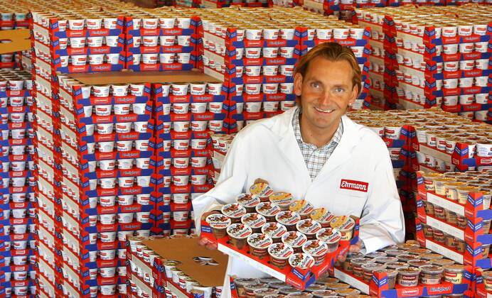 Christian Ehrmann präsentiert strahlend eine Almighurtpalette im ...