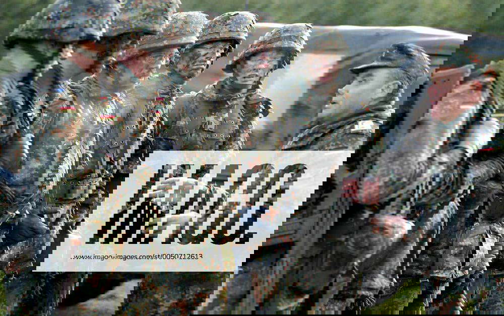 Stabsfeldwebel der Bundeswehr (re.) gibt Anweisungen während einer ...