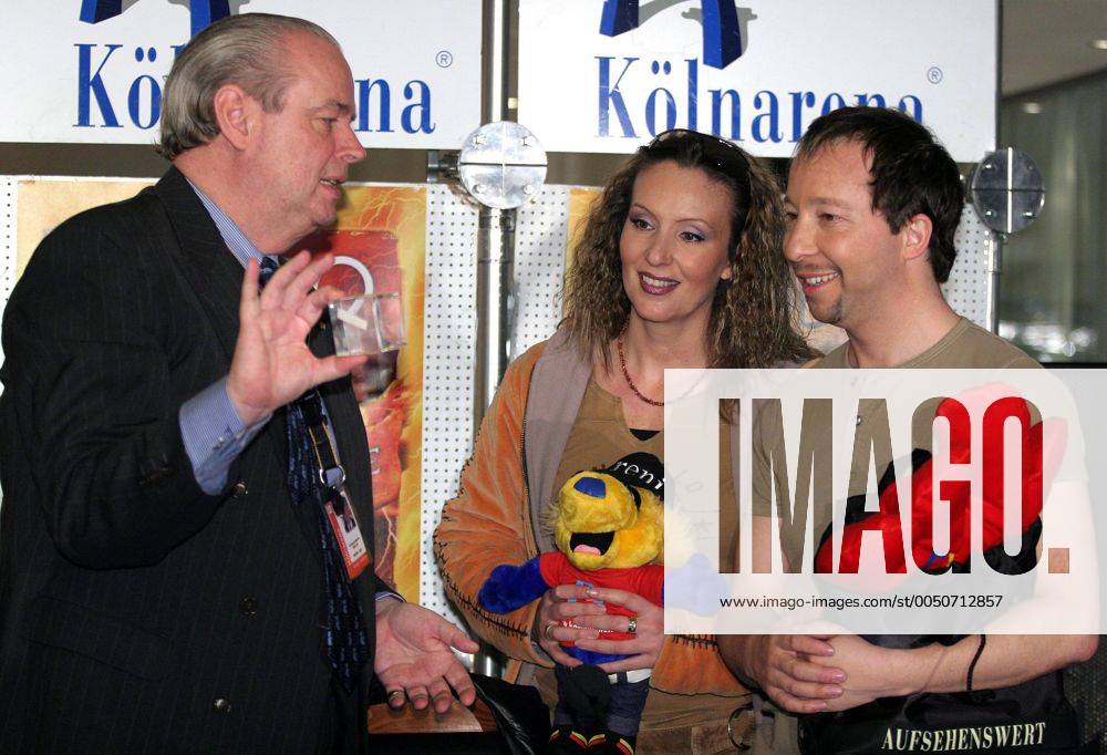 Sänger DJ Bobo (re., SUI) und Ehefrau Nancy Bauer erhalten von Ralf ...