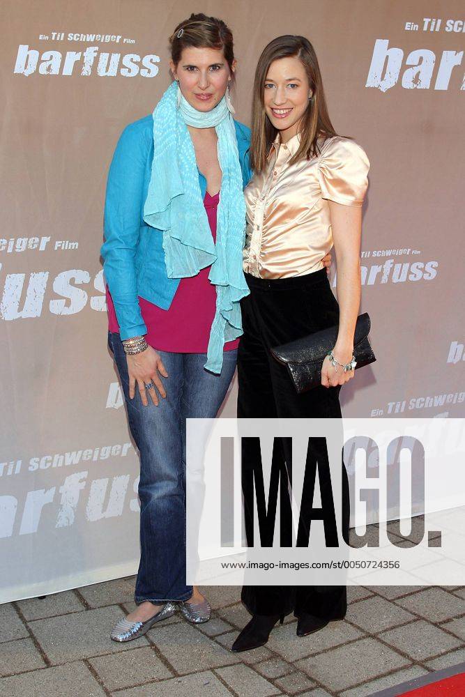 Schauspielerinnen Paula Paul (li.) und Johanna Wokalek (beide GER ...