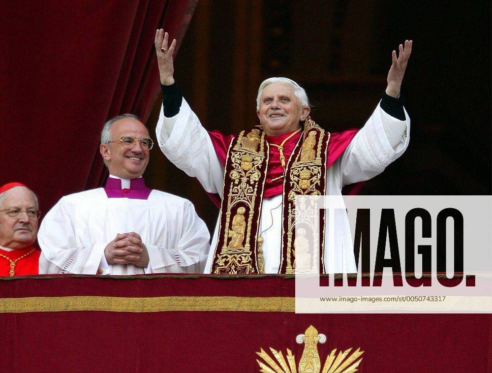 Joseph Ratzinger, neuer Papst Benedikt XVI. präsentiert sich nach ...