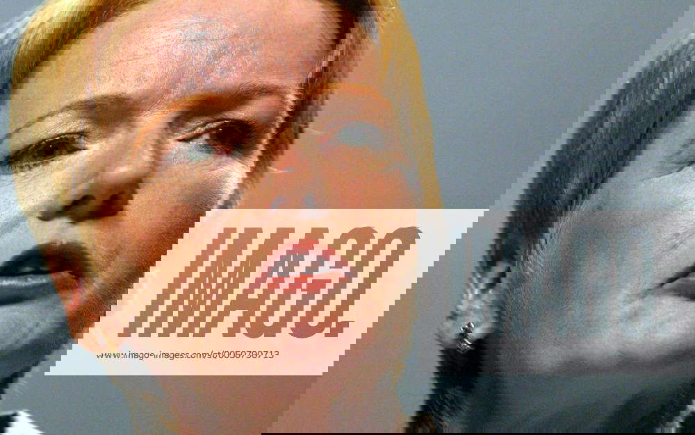 Gabi Zimmer (GER PDS Parteivorsitzende) spricht auf dem PDS ...