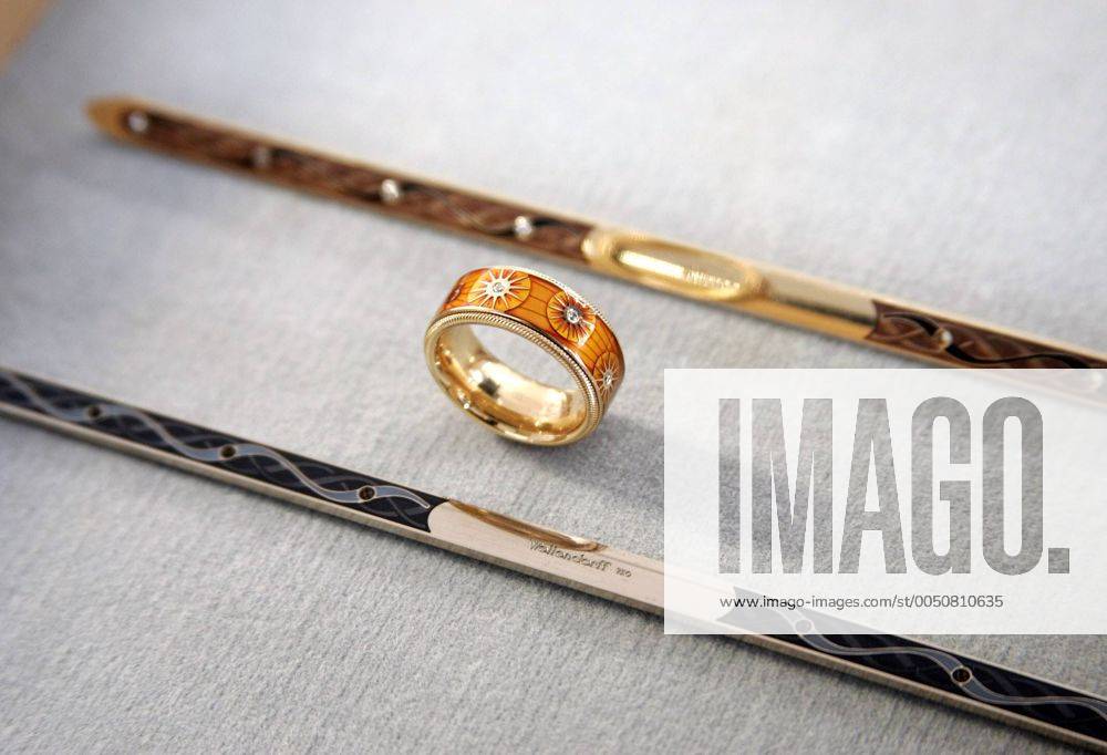 Ring und vergoldete Chromleisten für die Maybach Limousine - in der ...