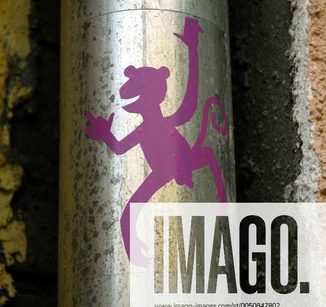 Streetart in Berlin-Prenzlauer Berg - Sticker auf einer Regenrinne ...