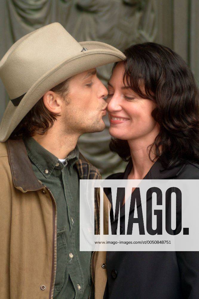 Schauspieler Robert Seeliger (CAN) küsst Schauspielerin Natalia Wörner ...