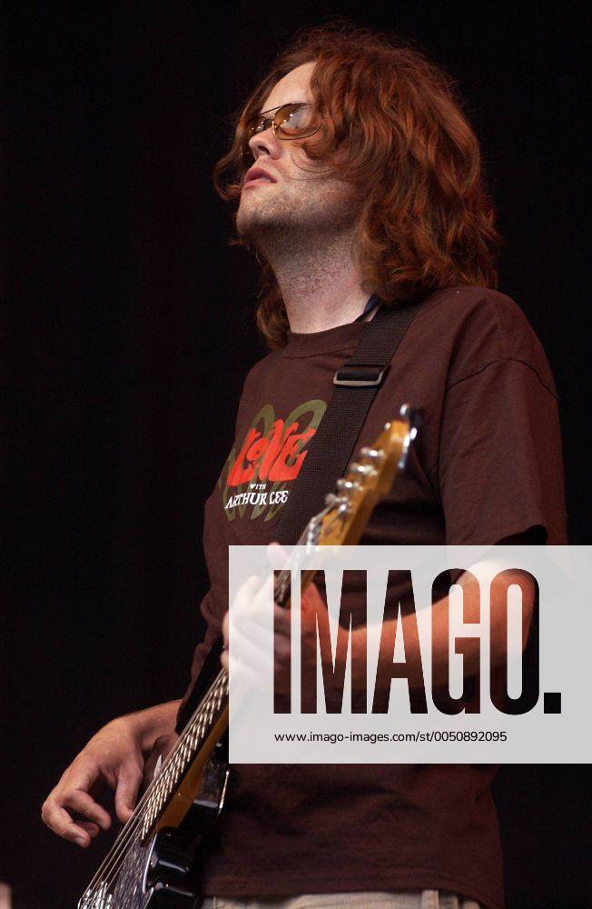 Bassist Matt Cope (GBR Cranes) während eines Konzerts in der Kindl ...