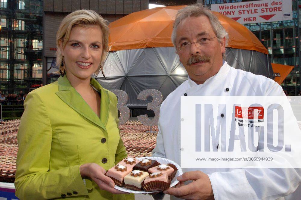 Moderatorin Tanja Bülter und Konditormeister Hubert Vogel präsentieren ...