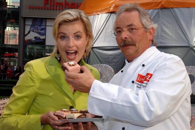 Moderatorin Tanja Bülter und Konditormeister Hubert Vogel präsentieren ...