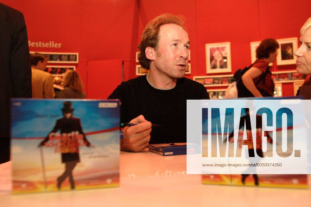 Schauspieler Ulrich Noethen (GER) signiert das von ihm gelesene ...