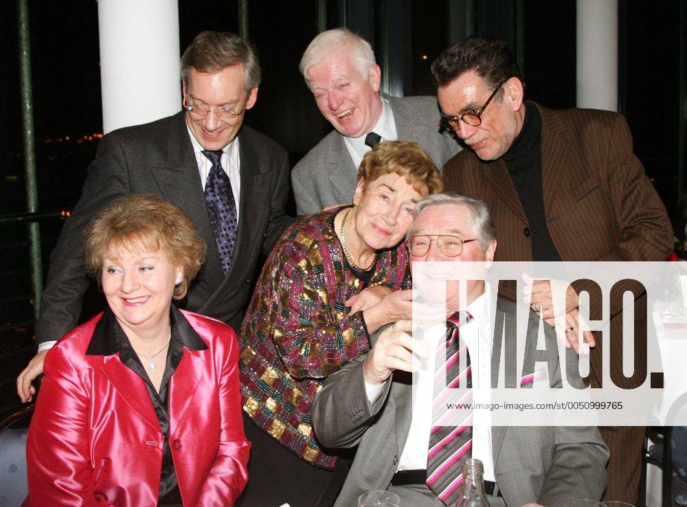 Schauspielerin Hilde Sicks (Mitte) feiert ihren 85. Geburtstag mit ...