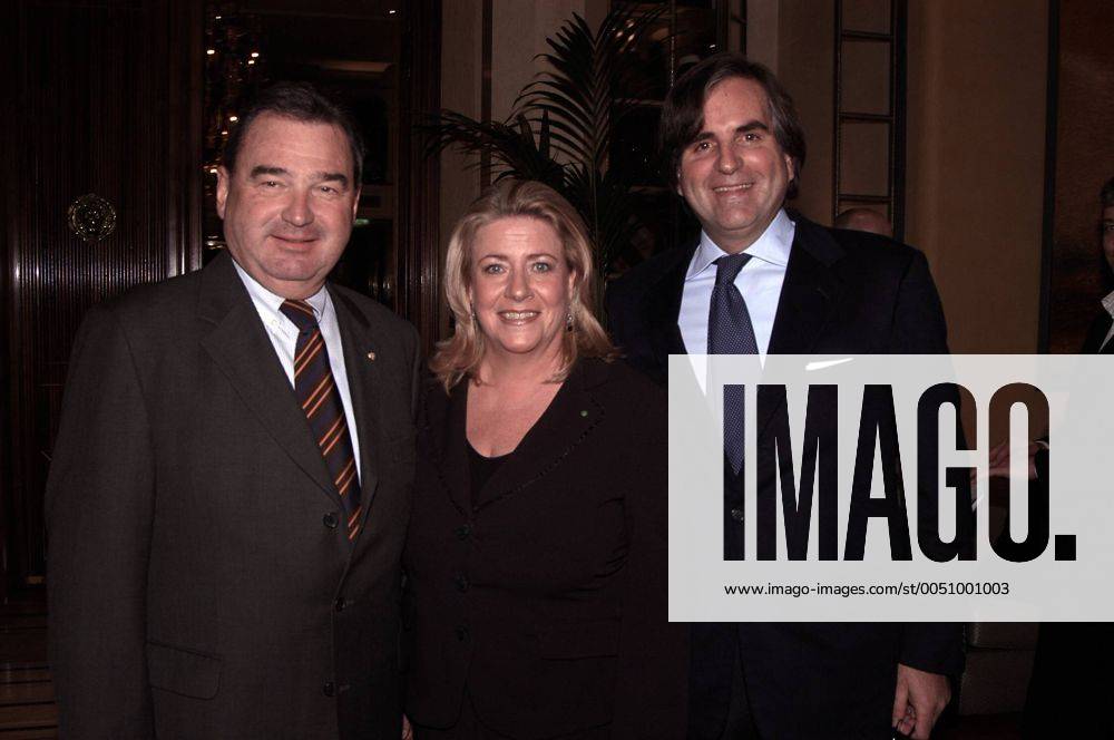 V.l.n.r. Karl Auer (li., GER Präsident TSV 1860 München), Wirtin Sigrid ...