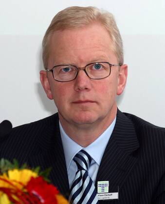 Dr. Klaus Eierhoff (GER Vorstandsvorsitzender Thiel Logistik AG) am Rednerpult während einer