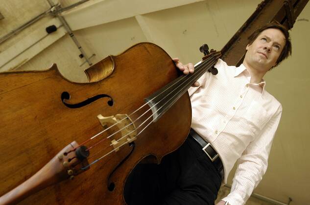 Cellist Jan Vogler mit Cello in