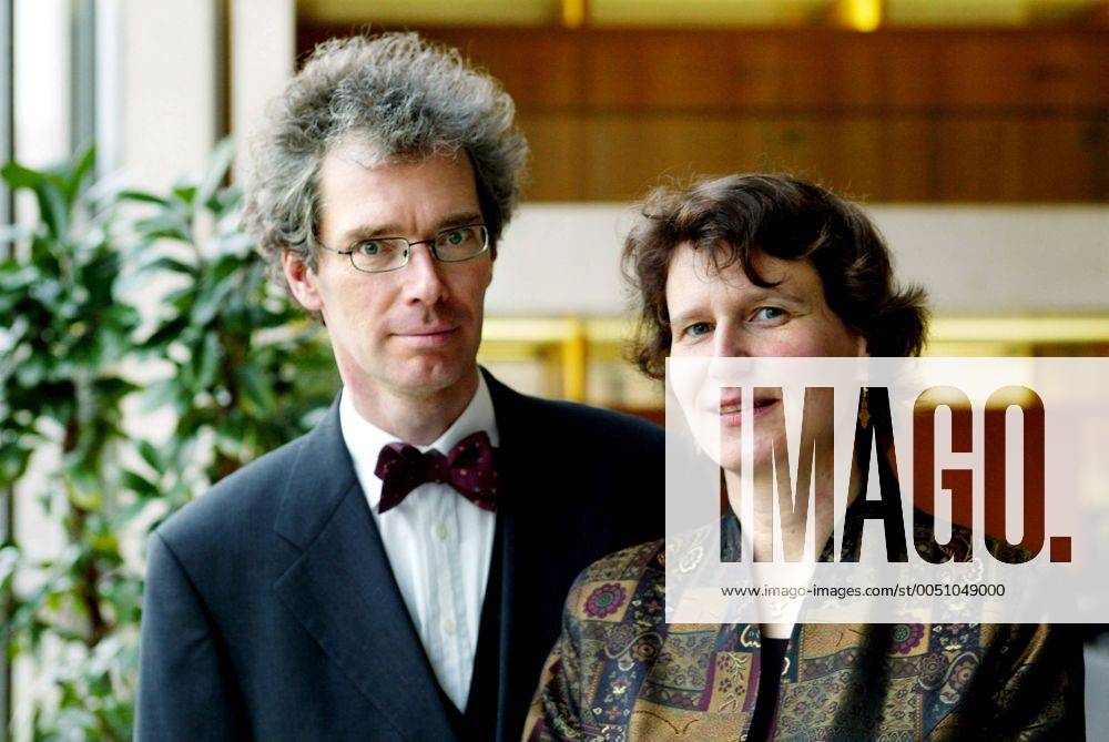 Preisträger Dr. Martin Dressel (li., GER Physikalisches Institut der ...