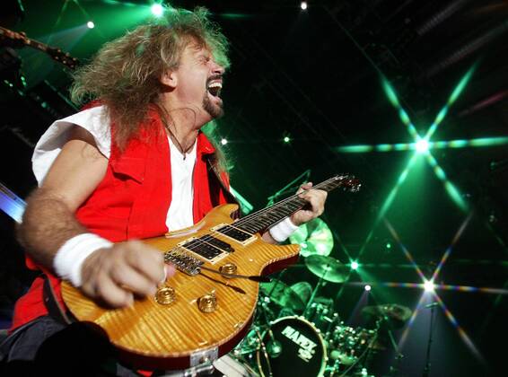 Gitarrist Bobby Ingram während eines Konzerts in der Olympiahalle