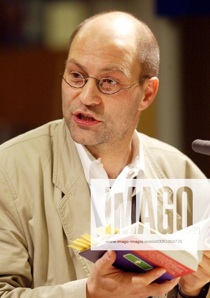 Schriftsteller Ralf Uwe Beck stellt das Buch WEGWEISER FÜR EIN ...