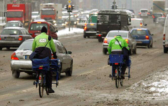 Wintereinbruch - Schnee behindert den Straßenverkehr auf der Leipziger ...