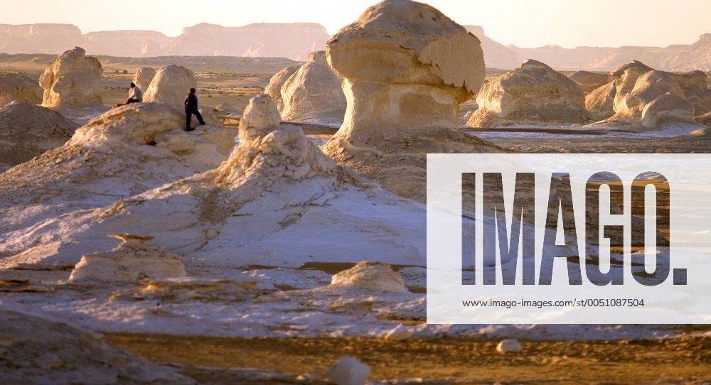 Bizarre Felsformationen nahe der Oase Farafra in der Weißen Wüste in