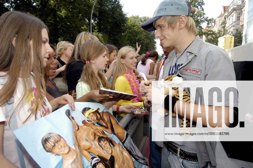 Chris Watrin gibt Autogramme in