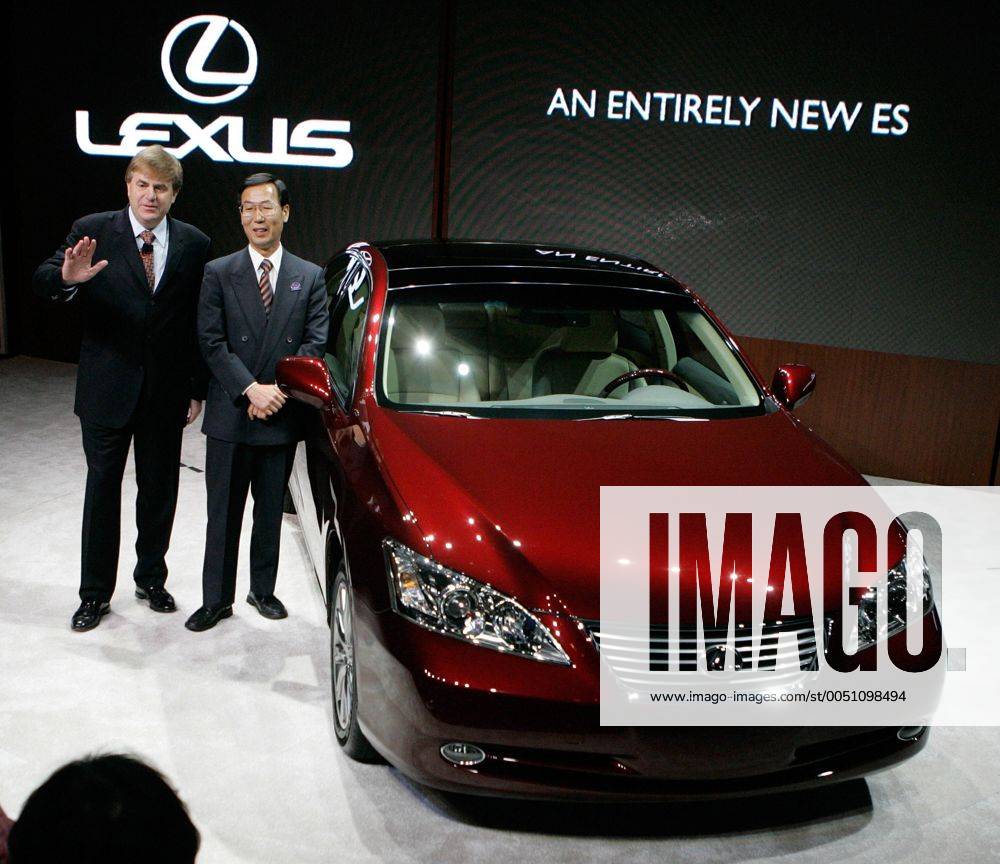 Robert Carter (li., USA Lexus Group Vice President and General Manager ...