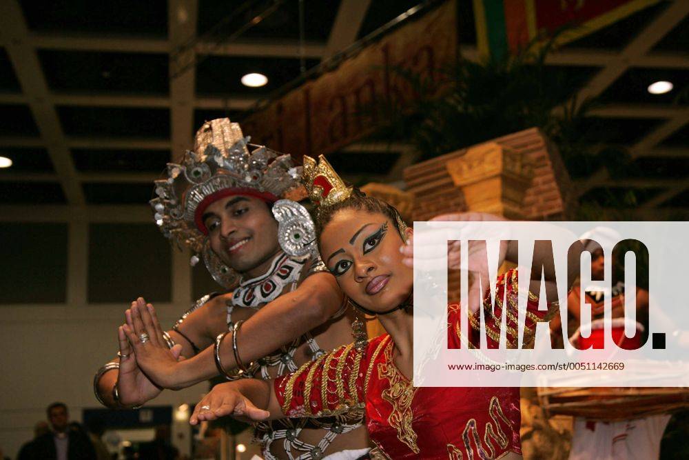 Einheimische Tänzer in traditioneller Tracht vor dem Messestand von Sri Lanka auf der ITB 2006 in