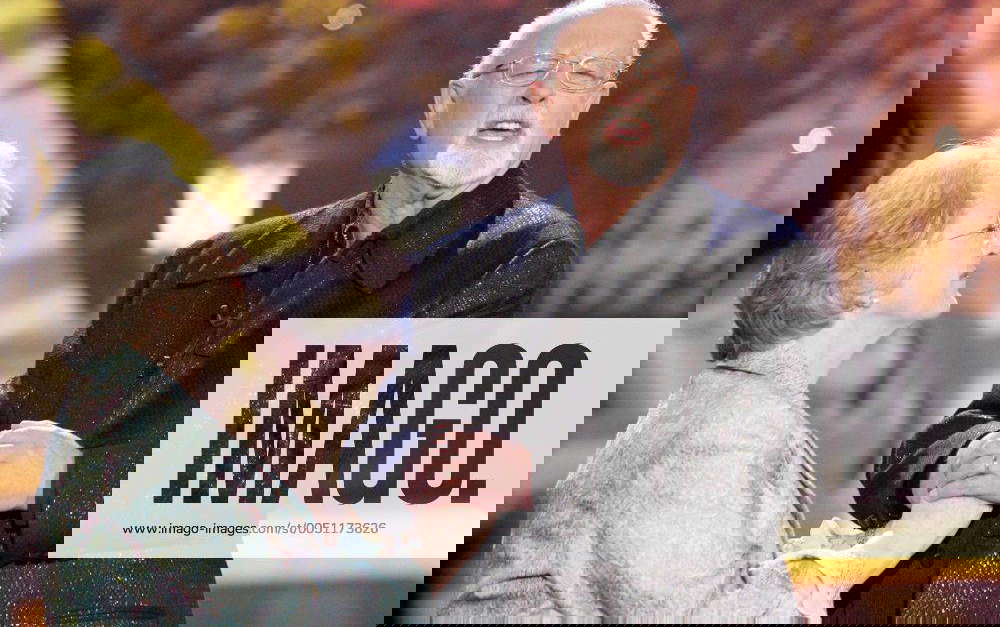 Sänger Roger Whittaker (GBR) nimmt die Hand seiner Ehefrau Natalie bei ...