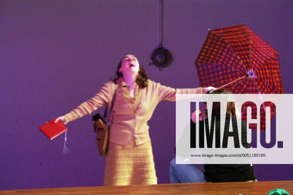 Schauspielerinnen Steffi Kühnert als Molly (li.) und Daniela Holtz als ...