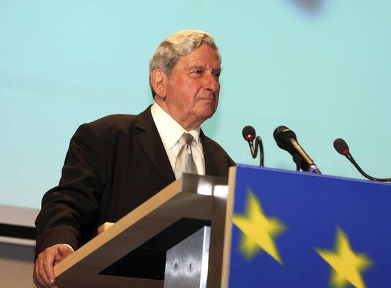 Sir Jeremy Isaacs schreibt einen Gruß auf ein Essen-Plakat anlässlich ...