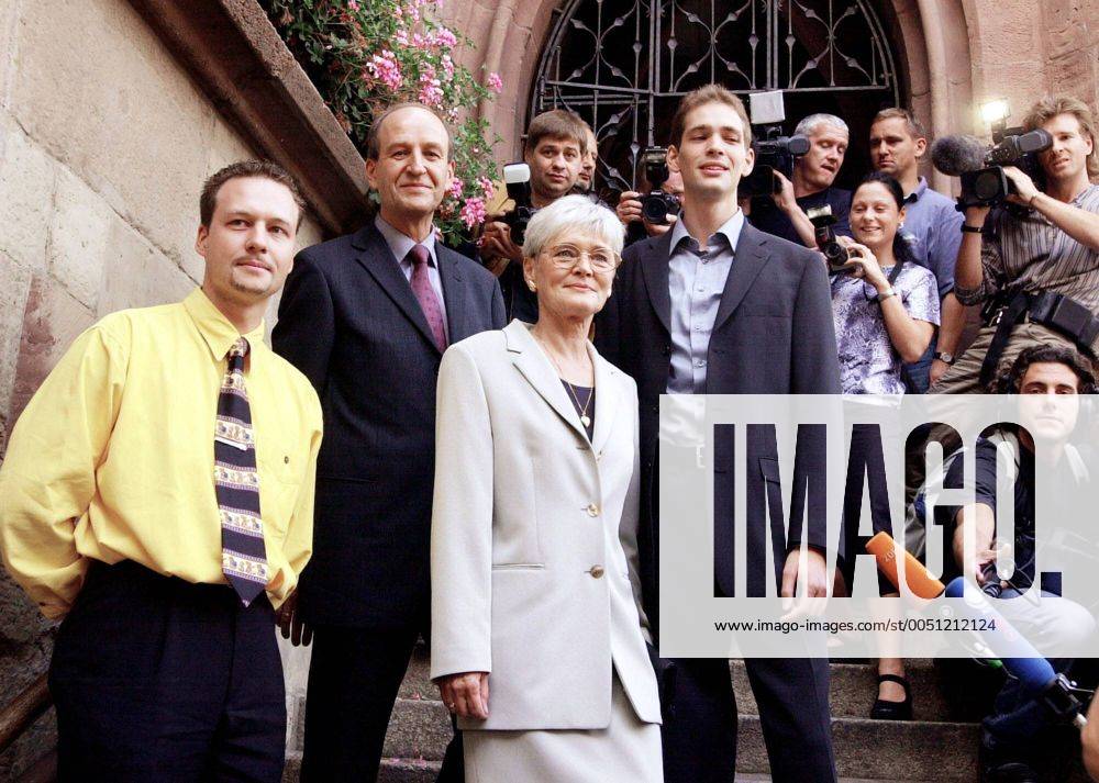 Ehemalige Geisel Marc Wallert (re.) mit seinen Eltern Renate und Werner ...