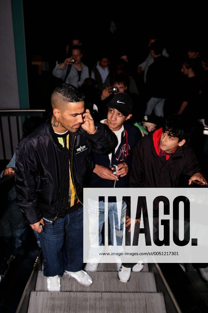 Rapper Bushido mit Fans anlässlich der - Deutschland, gib mir ein Mic ...