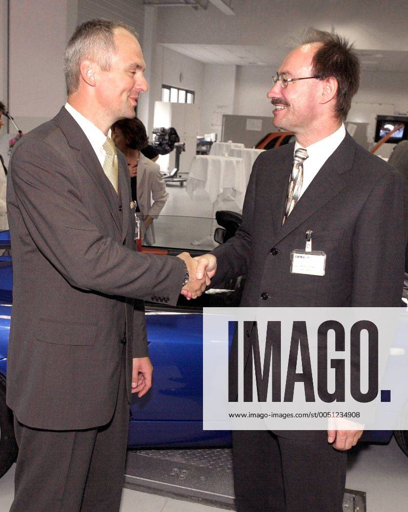Christian Runge gratuliert Manfred Schröder anlässlich der Eröffnung ...