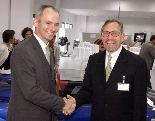 Christian Runge gratuliert Manfred Schröder anlässlich der Eröffnung ...